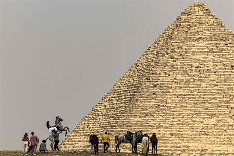 مصر تداول فيديو لمضايقة جمال لسائح بجوار الهرم والداخلية ترد