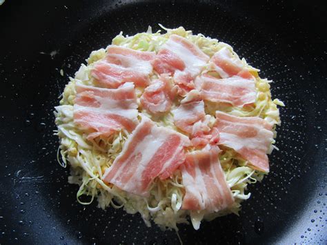 お好み焼き（豚玉）を焼く時のコツ？豚バラ肉は細かく切っておくと食べやすい彡 ひとり飯彡