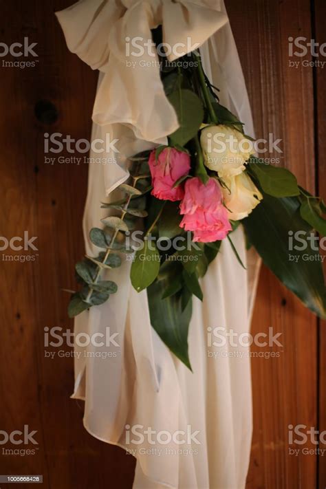 분홍색과 흰색 장미와 화이트 쉬폰 실크 직물 보 루 실내에서 거 유 칼 리 나무 녹지 웨딩 장식 0명에 대한 스톡 사진 및 기타 이미지 Istock