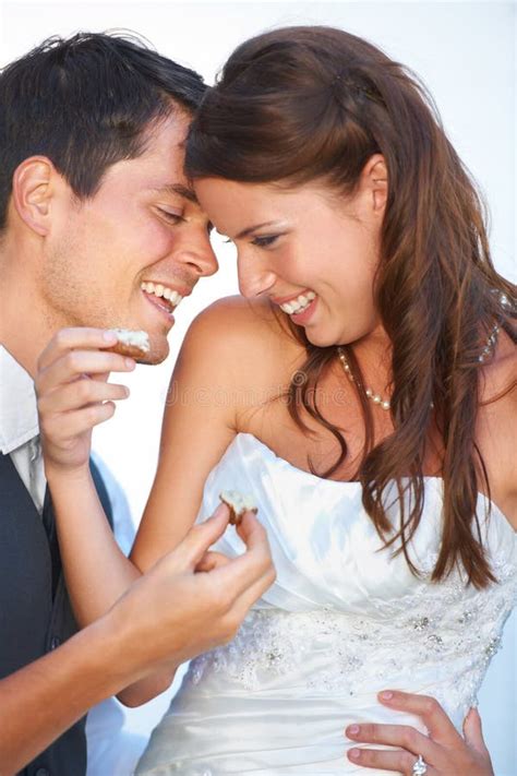 Casamento Feliz E Um Casal Comendo Bolo Juntos Para Celebrar O Amor