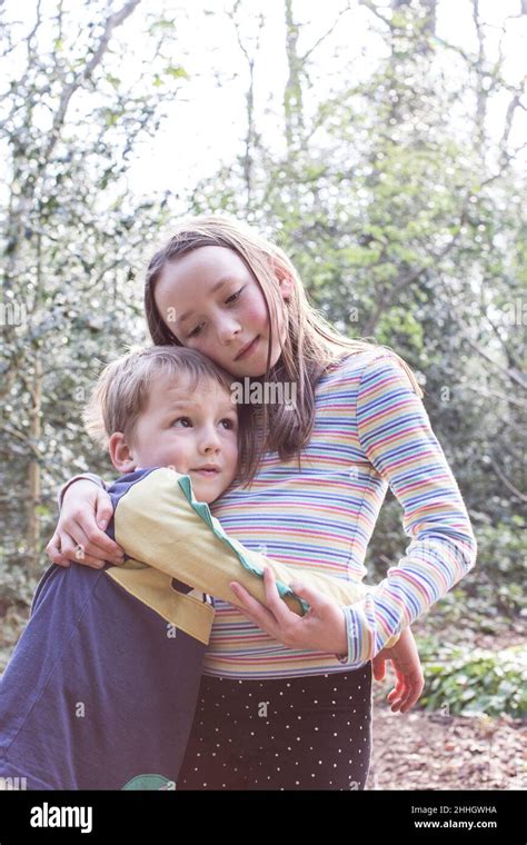 Bruder Und Schwester Umarmen Sich Im Wald Fotos Und Bildmaterial In