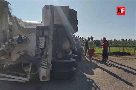 Camión cargado con grava y cemento vuelca en carretera federal 200 en
