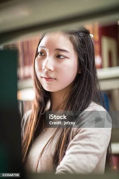 젊은 10대 여자아이 학교 라이브러리 검색에 대한 스톡 사진 및 기타 이미지 검색 교육 눈 신체 부분 Istock