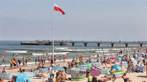 Plaża w Kołobrzegu zamieniła się w istną galerię sztuki Turyści nie