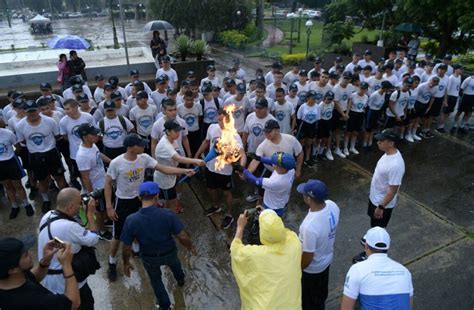 Alumnos Trasladan Antorcha Nacional A La Plaza Del Obelisco Agencia Guatemalteca De Noticias