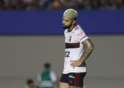 Gabigol toma o terceiro amarelo e está suspenso do confronto o