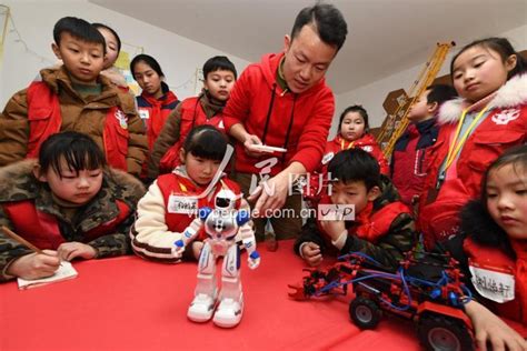 安徽阜阳体验科技魅力 丰富课余生活 人民图片网