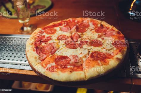 피자 치즈 크러스트 해산물 토핑 소스 의 조각 피망 야채 맛있는 패스트 푸드 이탈리아 전통과 청량 음료 탄산 나무 보드 테이블
