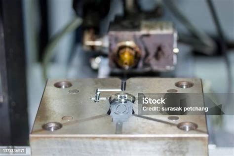 산업용 제조 공정에서 대량 생산을 위한 플라스틱 사출 금형의 캐비티 게이트 시스템 닫기 플라스틱에 대한 스톡 사진 및 기타