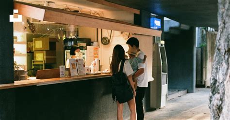 흰색 냉장고 옆에 서 있는 흑백 교복을 입은 여자 사진 Unsplash의 무료 사람의 이미지