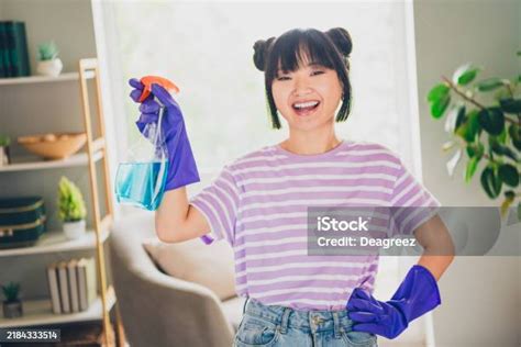 예쁜 쾌활한 아가씨가 줄무늬 바이올렛 티셔츠를 입고 촬영 유리 깨끗한 스프레이 실내 방 집 집 사진 20 24세에 대한 스톡 사진 및 기타 이미지 Istock