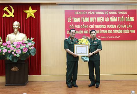 Đại Tướng Phan Văn Giang Trao Huy Hiệu 40 Năm Tuổi Đảng Tặng Thượng