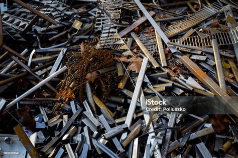 고철 더미 녹슨 금속 파이프 및 충전재 제조 공정에서 재활용을위한 재료 강철에 대한 스톡 사진 및 기타 이미지 강철 고물 집적소 고철 Istock