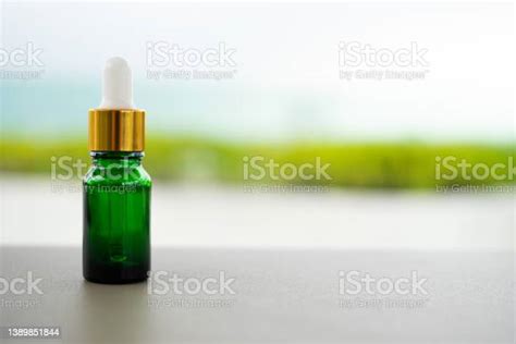 테이블에 드롭퍼가 있는 녹색 유리 병 아로마 오일 화장품 미용 피부의 개념 0명에 대한 스톡 사진 및 기타 이미지 0명
