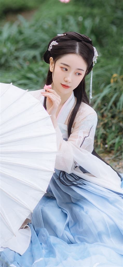 晓看红湿处， 花重锦官城。