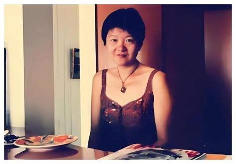 1980年，洪晃和母亲章含之的罕见合影，气质高贵典雅！