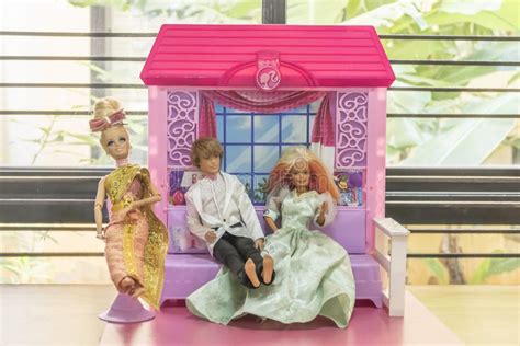 Barbies In Het Poppenhuis Redactionele Foto Image Of Aantrekkelijk