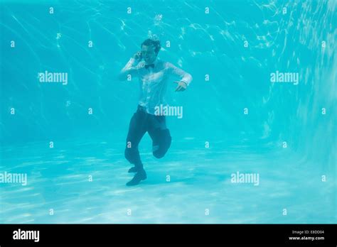 Mann Schwimmen Unter Wasser Stockfotos Und Bilder Kaufen Alamy