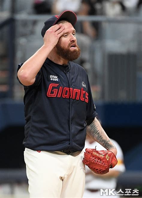 롯데 후반기 승부수 던졌다스트레일리 대체 투수 애런 윌커슨 영입 매일경제