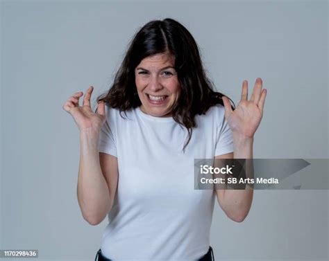 두려움과 충격을 느끼는 젊은 여성은 두려움 불안 제스처를 합니다 무서운 무언가를 쳐다보며 겁에 질린 모습 공간을 복사합니다