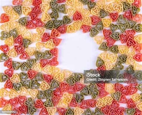 중앙에 복사 공간이 있는 이탈리아 3색 하트 모양의 파스타 배경 건조한에 대한 스톡 사진 및 기타 이미지 건조한 곡초류 나선형 Istock