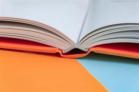 Бумажная книга на фоне крупным планом | Бесплатно Фото