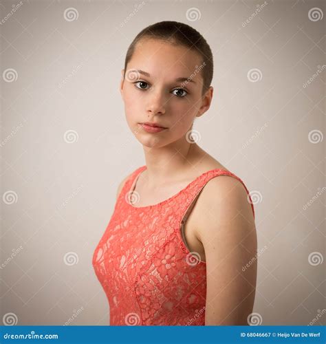 Mooie Jonge Tiener Met Geschoren Hoofd Stock Afbeelding Image Of Ogen