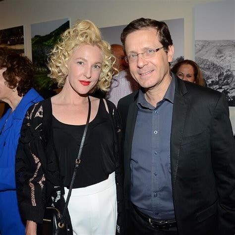 מיאו חתולה בוזי הרצוג ומיה דגן מבלים