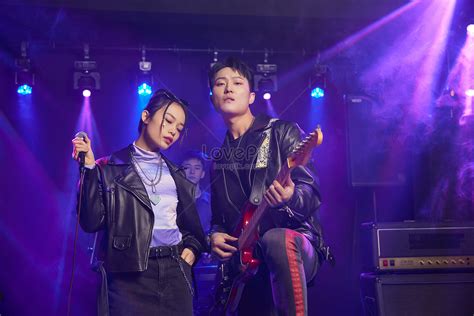 밴드 여성 리드 싱어 및 기타리스트 공연 이미지 사진 무료 다운로드 Lovepik