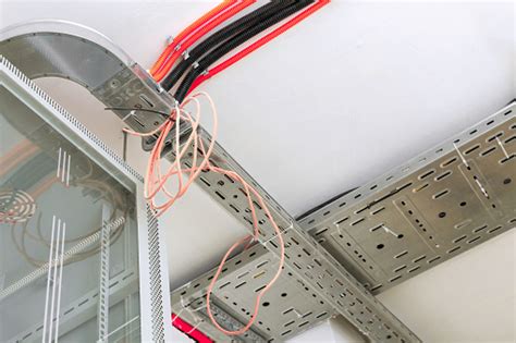 전기 상자로 이어지는 파이프 전기 스위치 기어 흰색 천장에 배전 전력 선 제어 정션 박스 전기 산업 설치 0명에 대한 스톡 사진 및 기타 이미지 Istock