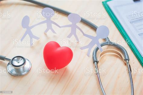 건강 심 혼 및 서비스 개념입니다 나무 책상에 의료 기기 배경 가족 종이 보험입니다 가족에 대한 스톡 사진 및 기타 이미지