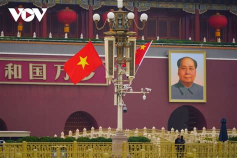 Quốc Kỳ Việt Nam Và Quốc Kỳ Trung Quốc Tung Bay Trên Quảng Trường Thiên
