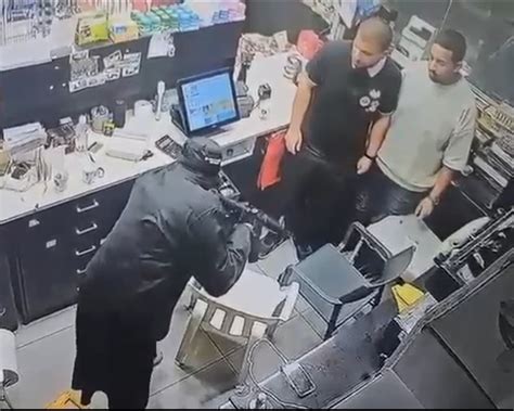 תיעוד מטורף עם M16 ואיומים כך נשדדה תחנת הדלק בעמק יזרעאל בדלתיים סגורות