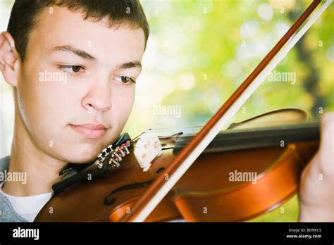 Homme Jouant Du Violon Banque De Photographies Et Dimages à Haute