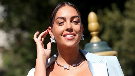 Georgina Rodríguez Llega A Arabia Saudí Con Un Nuevo Look De Trenzas