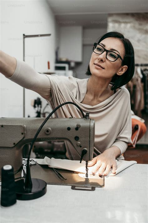 패션 스튜디오에서 일하는 전문 여성 수석 디자이너 창조적 인 사람들 개념입니다 사진 Unsplash의 패션 디자이너 이미지