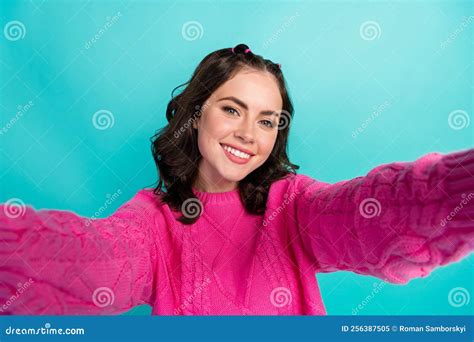 Retrato De Linda Encantadora Chica Atractiva Con Cruz Estilo Peinado Vestido Saltador De Punto