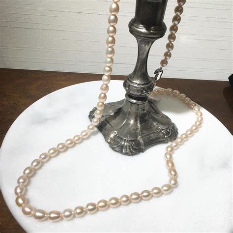 還在為正式場合不知道該如何打扮煩惱嗎 我想 一件簡單的小洋裝 加上高貴不貴的淡水珍珠 就可以顯現無比的氣質 就這樣出門吧女孩們