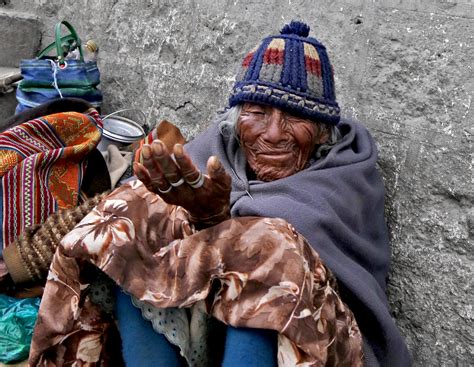 Indiferencia Ante La Pobreza En Las Calles De La Paz Urgentebo
