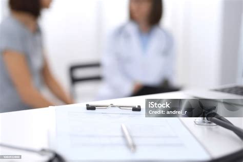 청진 기 노트북 컴퓨터 및 바쁜 의사와 환자는 배경에서 통신 병원 리셉션 데스크에 누워 의료 양식 클립보드 의사 작업 테이블에서 의료 도구입니다 의학 개념 0명에 대한 스톡