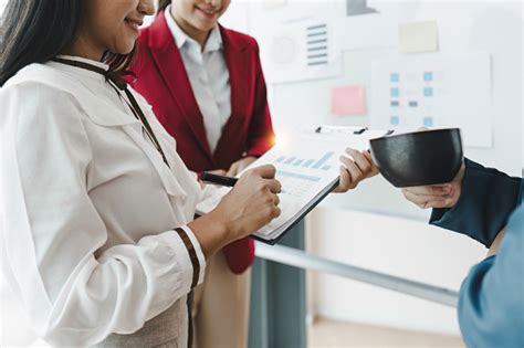 사무실에서 재무 보고서 서류를 분석하기 위한 비즈니스 피플 회의 재정 고문 팀웍 및 회계 개념 Office Of Management And Budget에 대한 스톡 사진 및