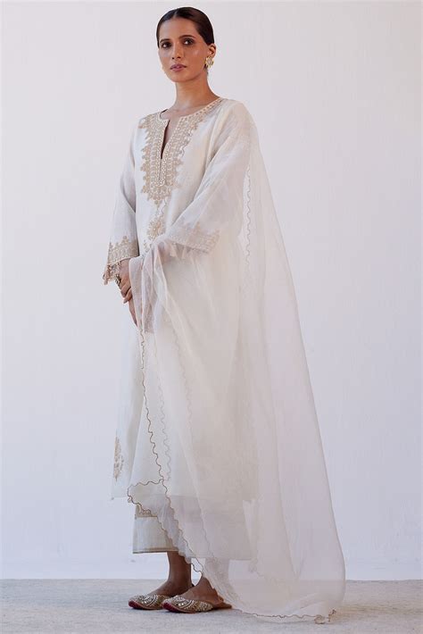 Ivory Embroidered Kurta Set By Devnaagri At Pernias Pop Up Shop 2025