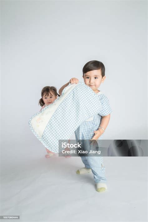 행복 한 가족 어린 소녀와 작은 소년 침실에서 즐겁게 놀고 남자 아기에 대한 스톡 사진 및 기타 이미지 남자 아기 여자 아기 파자마 Istock