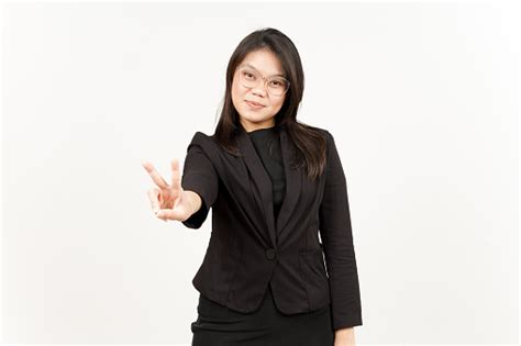 하얀 배경에 고립 된 검은 블레이저를 입은 아름다운 아시아 여성의 평화 표지판 표시 20 29세에 대한 스톡 사진 및 기타