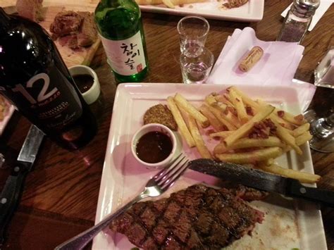 Chong Wan 남자셋이서 아웃백 가서 각자 스테이크하나에 와인 한병 쏘주한병 아웃백에서도 쏘주판다 Facebook