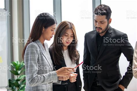 직장에서 이야기하는 비즈니스 팀 남성과 여성 동료는 손에 데이터 보고서와 아이디어를 공유하고 행복한 동료는 사무실에서 함께