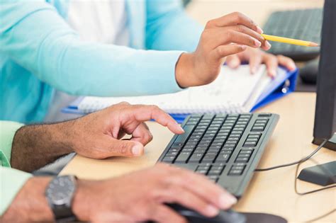 지속적인 교육 수업 중에 키보드를 사용하는 사람들의 클로즈업 교습에 대한 스톡 사진 및 기타 이미지 교습 컴퓨터 컴퓨터 사용 Istock