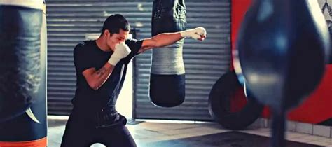 How To Block A Hook Punch Beginners Guide Fighting Advice