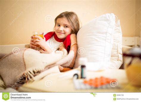 Meisje Gevangen Griep En Het Drinken Hete Thee Met Citroen In Bed Stock