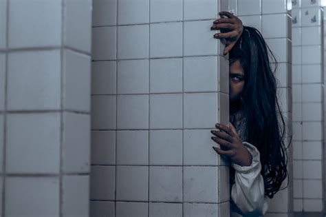 소녀 유령 여자 죽음 공포는 어둠을 비명을 지르고 지옥에 대한 무서운 두려움의 악몽 배경은 할로윈 축제에서 괴물 악마입니다 25